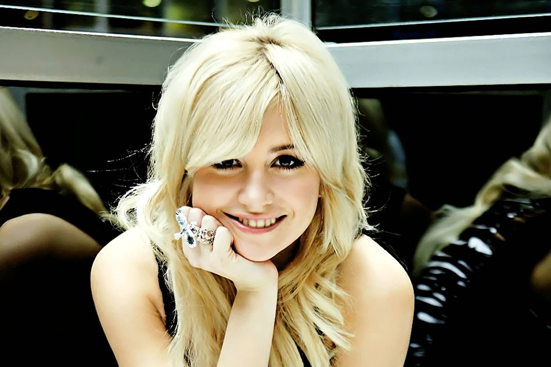 "Young and Foolish" Showcase by Pixie Lott | SENATUS